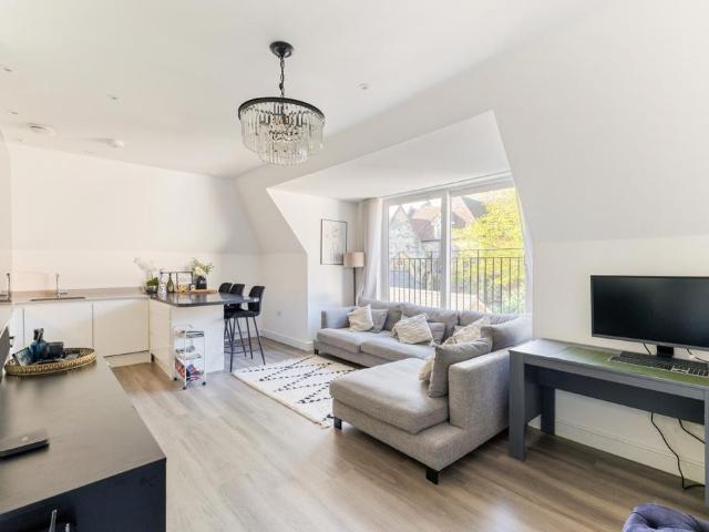 Abbey Court, Redhill, RH1 1 bed flat to rent £1,600 pcm £369 pw