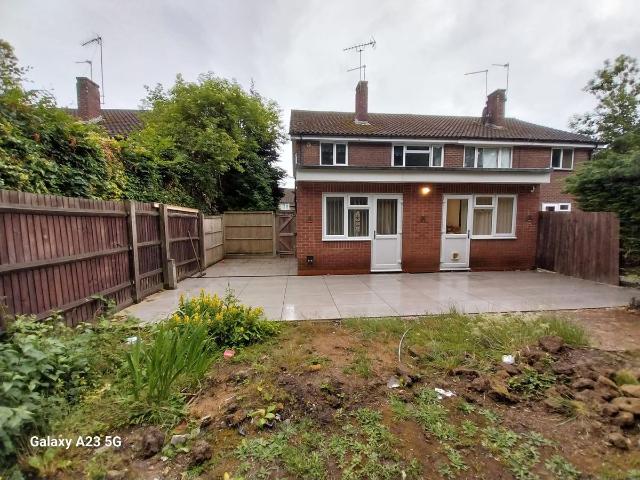 Abbey Close, Pinner HA5, 3 bed flat to rent, £2,500 pcm | PrimeLocation