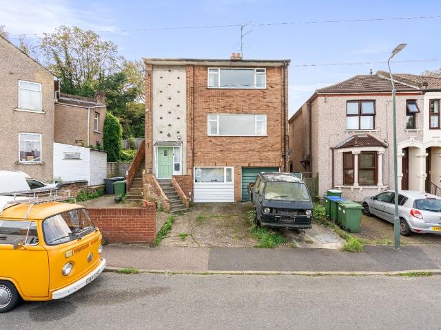 Abbey Crescent, Belvedere DA17, 2 bed flat to rent, £1,600 pcm | PrimeLocation