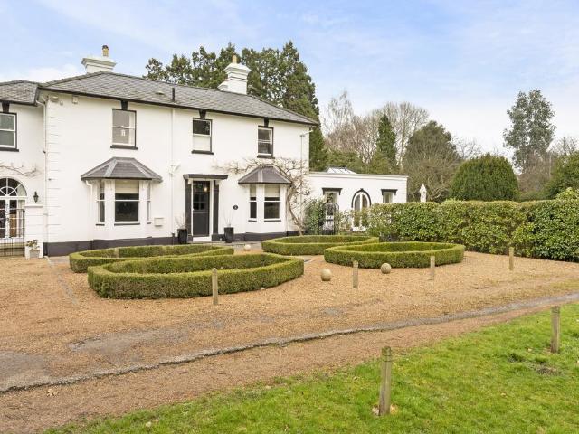 Abbey Gardens, Chertsey, KT16 4 bed house to rent £6,500 pcm £1,500 pw
