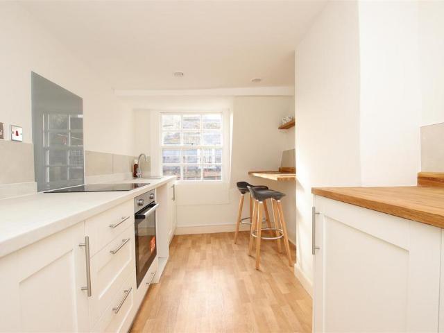 Abbey Green, Bath BA1 1 bed flat to rent £1,195 pcm £276 pw