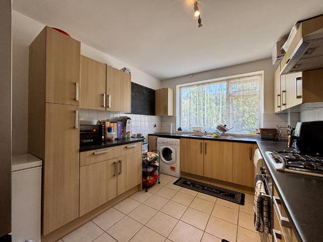 Abbey Park, Beckenham, BR3 2 bed maisonette to rent £1,750 pcm £404 pw