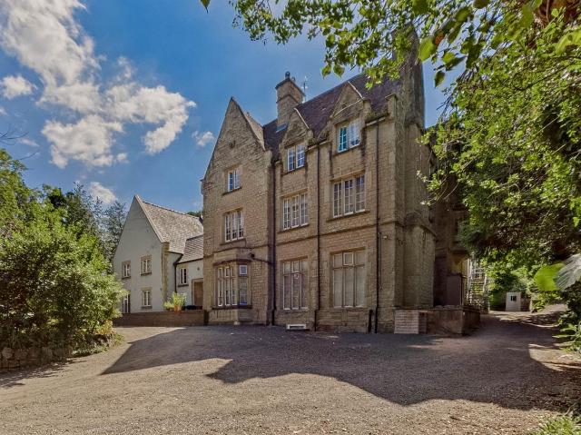 Abbey Road, Malvern WR14, 2 bed flat to rent, £1,200 pcm | PrimeLocation