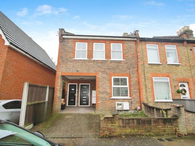 Abbey Road Newbury Park 2 bed flat to rent £1,700 pcm £392 pw