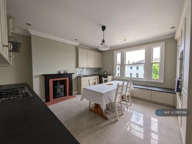 Abbey Road, London, NW6 3 bed flat to rent £4,500 pcm £1,038 pw