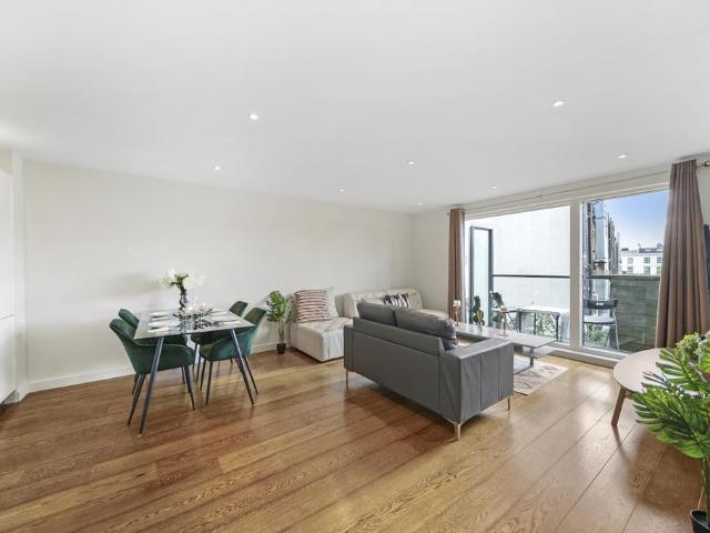 Abbey Road, St John's Wood, London 2 bed flat to rent £7,000 pcm £1,615 pw