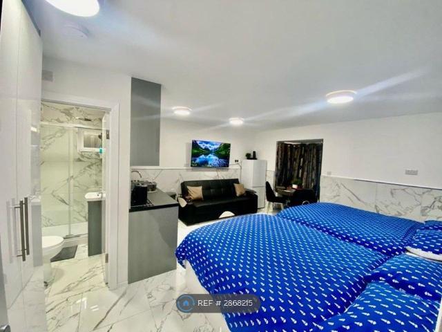 Abbotswood Way, Hayes UB3, Studio to rent, £1,350 pcm | PrimeLocation