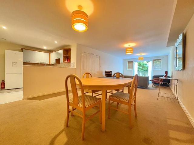 Abbots Mews, Burley, Leeds, LS4 4 bed flat to rent £1,750 pcm £404 pw