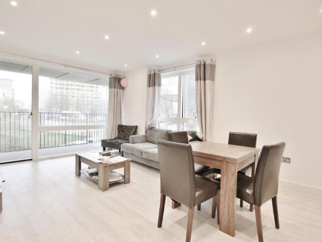 Abbotsford Court, Lakedrive, Park. 2 bed flat to rent £2,250 pcm £519 pw