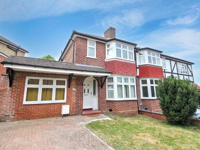 Abbotsford Gardens, Woodford Green, IG8 4 bed semi detached house to rent £2,900 pcm £669 pw