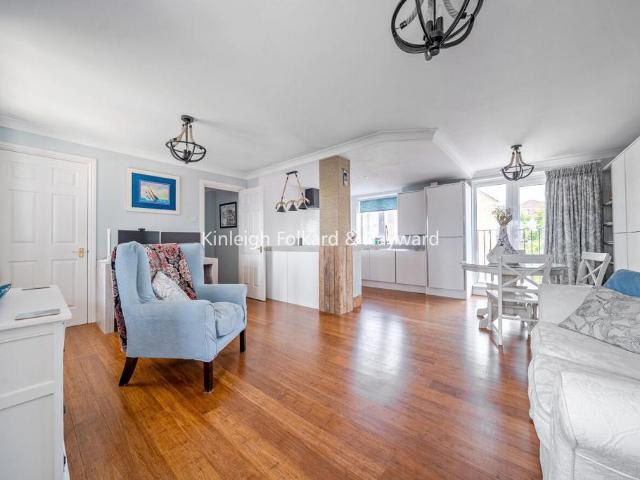 Abbotshade Road, London, SE16 2 bed flat to rent £2,450 pcm £565 pw