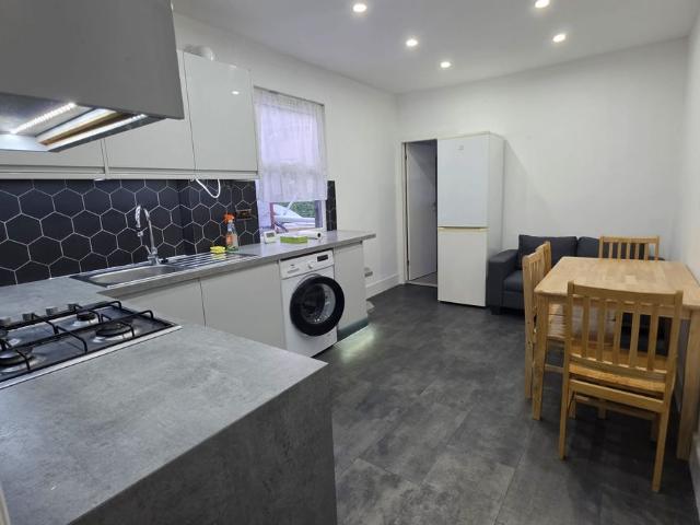 Abbott Road, London E14, 3 bed maisonette to rent, £2,200 pcm | PrimeLocation