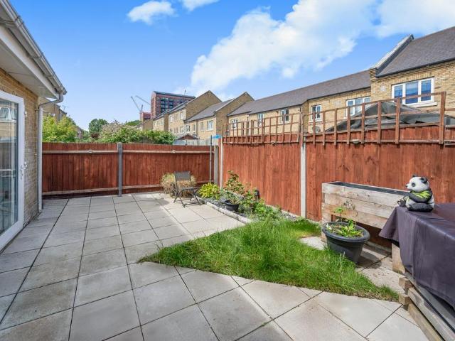 Abbott Road, London, E14 4 bed terraced house to rent £5,625 pcm £1,298 pw