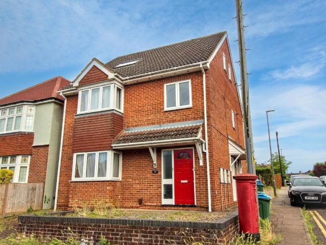Abbotts Vale Vale Road, Aylesbury HP20, Studio to rent, £900 pcm | PrimeLocation