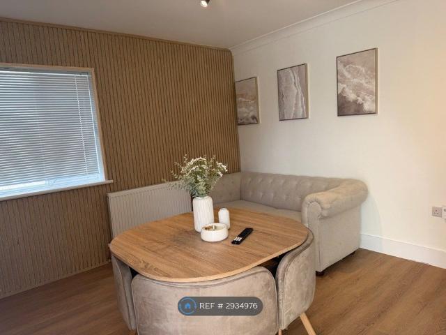 Abbs Cross Lane, Hornchurch RM12, 4 bed bungalow to rent, £850 pcm | PrimeLocation