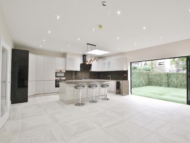 Abdale Road, Hammersmith, W12 6 bed house to rent £7,000 pcm £1,615 pw