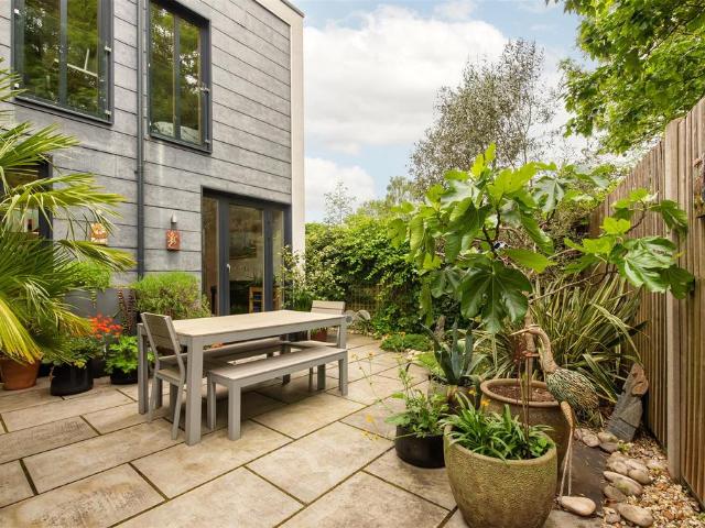 Abelard Place, Ealing, W5 4 bed townhouse to rent £5,000 pcm £1,154 pw
