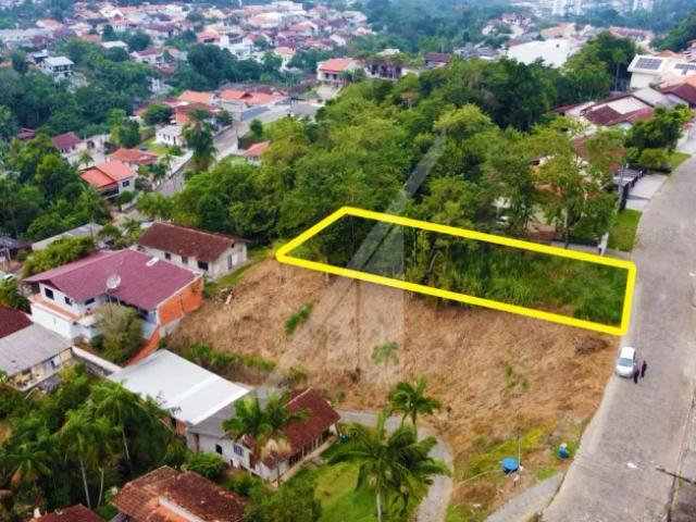 ABELARDO IMÓVEIS Terreno com 634,55 m², ótima localização, próximo à Padaria dos Caçadores