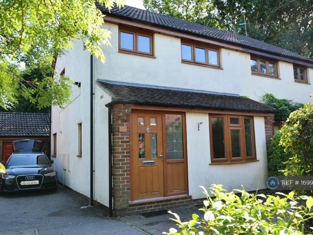 Abenberg Way, Brentwood, CM13 3 bed semi detached house to rent £2,375 pcm £548 pw
