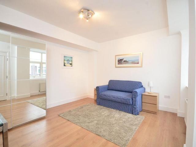Abercorn Place, St John's Wood. Studio to rent £1,750 pcm £404 pw