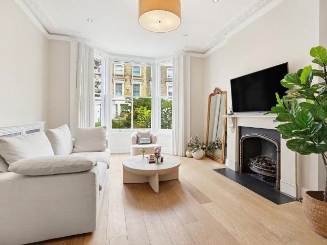 Abingdon Villas, Kensington, London 2 bed flat to rent £4,996 pcm £1,153 pw