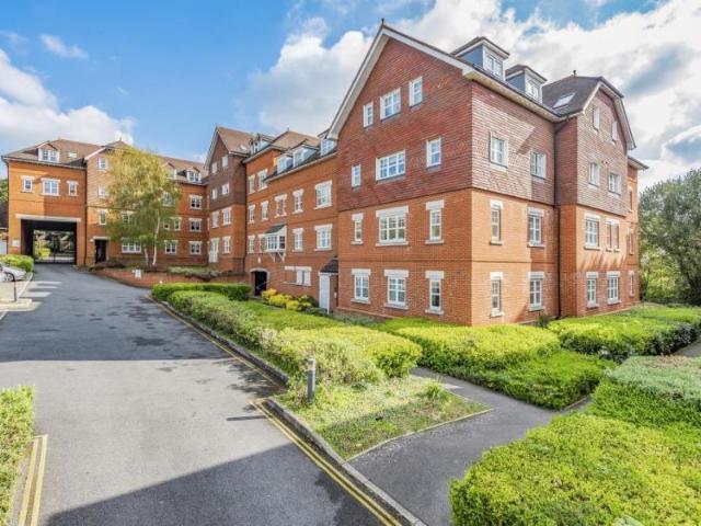 Abingdon Court, Woking GU22 2 bed apartment to rent £1,650 pcm £381 pw