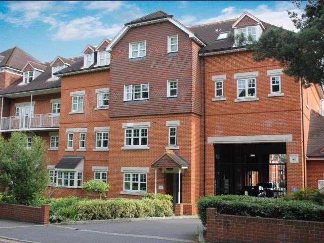 Abingdon Court, Woking GU22 2 bed apartment to rent £1,700 pcm £392 pw