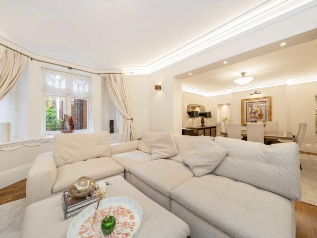 Abingdon Court, Kensington W8, 4 bed flat to rent, £10,833 pcm | PrimeLocation