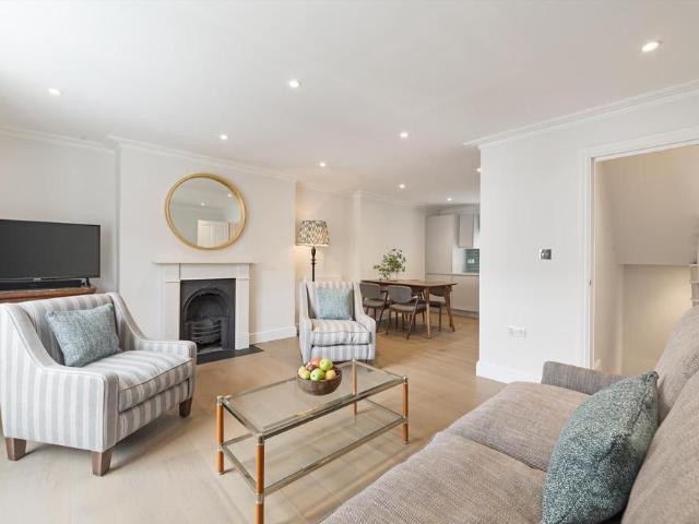 Abingdon Road, Kensington W8, 2 bed flat to rent, £3,748 pcm | PrimeLocation