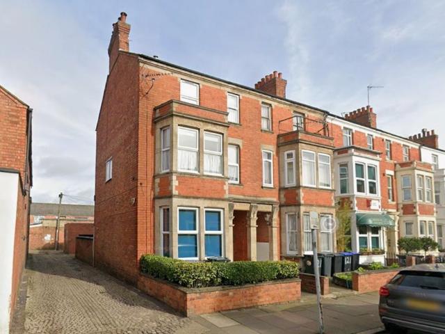 Abington Avenue, Abington, Northampton NN1, 2 bed flat to rent, £1,100 pcm | PrimeLocation
