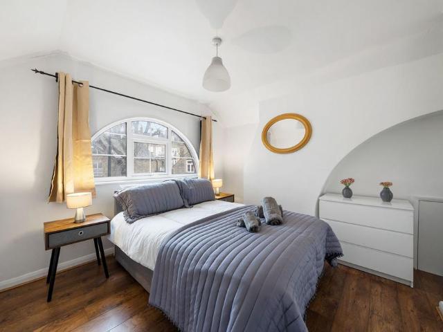 Agincourt Road, Hampstead, London, NW3 4 bed house to rent £9,967 pcm £2,300 pw