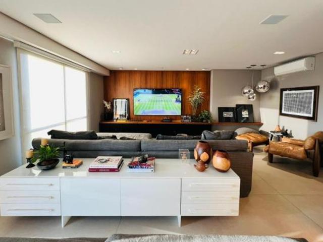 Versátil cobertura para venda em Moema com 4 quartos, sendo 4 suítes, 358m²