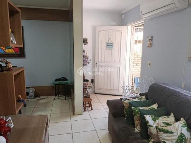 AGRADÁVEL CASA EM CONDOMÍNIO COM 2 DORMITÓRIOS, REFORMADA, SEMI MOBILIADA, GARAGEM 2 CARROS