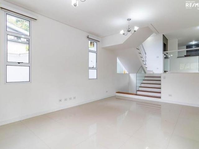 Atraente casa em condomínio para venda com 3 quartos, sendo 1 suíte, 186m²