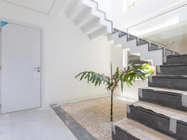 Agradável casa em condomínio para venda com 4 quartos, sendo 4 suítes, 401.12m² cristina andrade#J