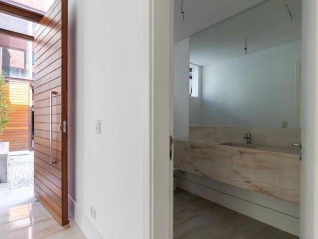 Aconchegante casa em condomínio para venda com 4 quartos, sendo 4 suítes, 786.97m² remaxfront#LYY9