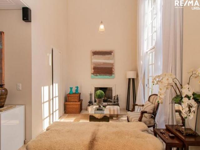 Agradável casa em condomínio para venda com 4 quartos, sendo 2 suítes, 365m²
