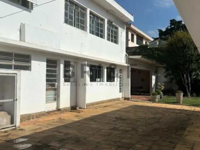 Agradável casa para reforma com 1000 m² de área privativa, piscina, jardim e muito mais!