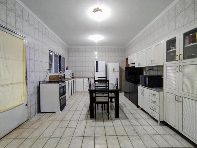 Confortável casa para venda em Antônio Marincek com 3 quartos, sendo 1 suíte, 193m²