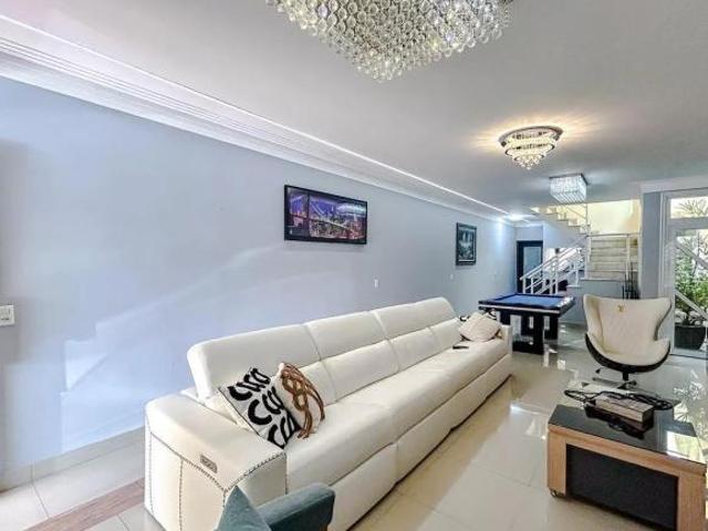 Agradável casa para venda em Penha de França com 4 quartos, sendo 4 suítes, 212m²