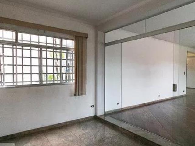 Elegante casa para venda em Vila Gumercindo com 7 quartos, sendo 4 suítes, 400m²