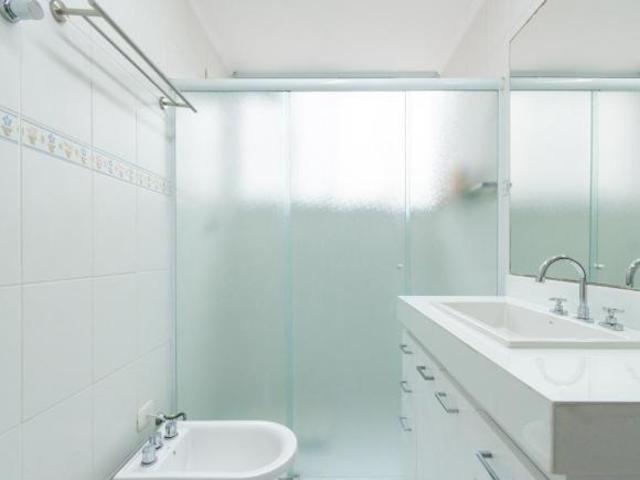 Confortável apartamento para venda e locação em Jardim Paulista com 2 quartos, sendo 1 suíte, 138m²