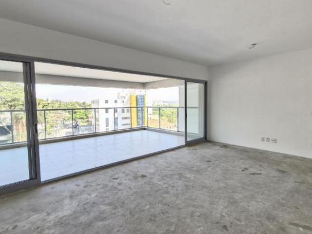 Confortável apartamento para venda em Vila Sofia com 3 quartos, sendo 3 suítes, 155m²