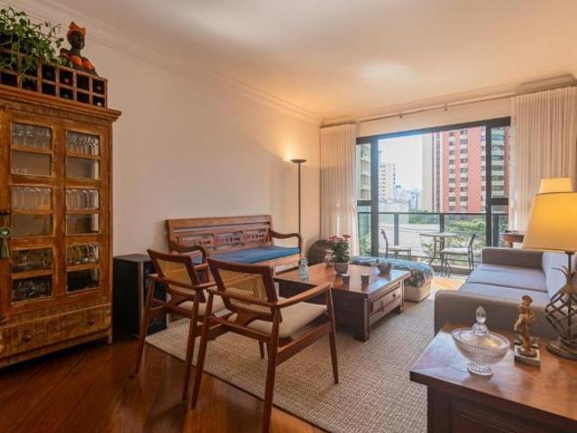 Agradável apartamento para venda em Moema com 3 quartos, sendo 1 suíte, 152m²