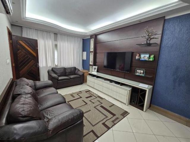 Agradável sobrado para venda em Paulicéia com 4 quartos, sendo 2 suítes, 229m²
