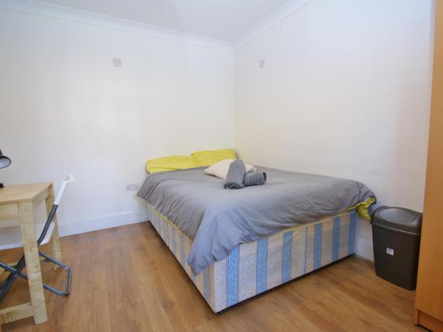 Admirable double bedroom near the East Acton tube Has a Room