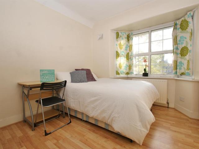Admirable double bedroom near the East Acton tube Has a Room