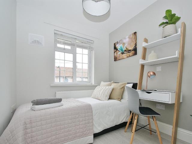 Admirable single bedroom near the East Acton tube Has a Room