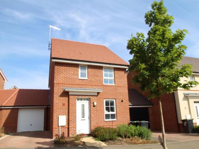 Admiral Avenue, Hemel Hempstead, HP2 3 bed house to rent £2,150 pcm £496 pw