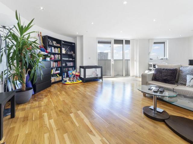 Admirals Tower, London SE10 2 bed flat to rent £2,700 pcm £623 pw
